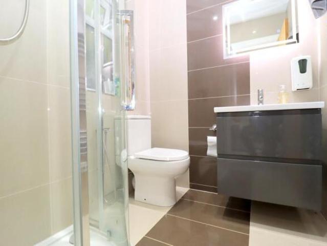 6 bedroom detached house for sale in Barton Road, New Bedford Road Area, Luton, Beds, LU3 2BE, LU3