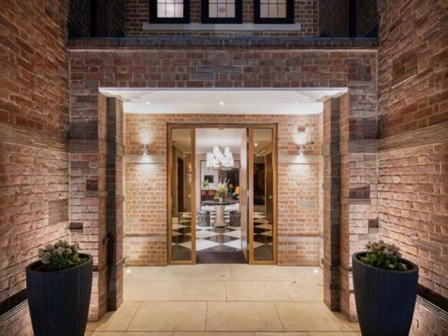 6 bedroom detached house for sale in Broad Walk, Winchmore Hill, London, N21