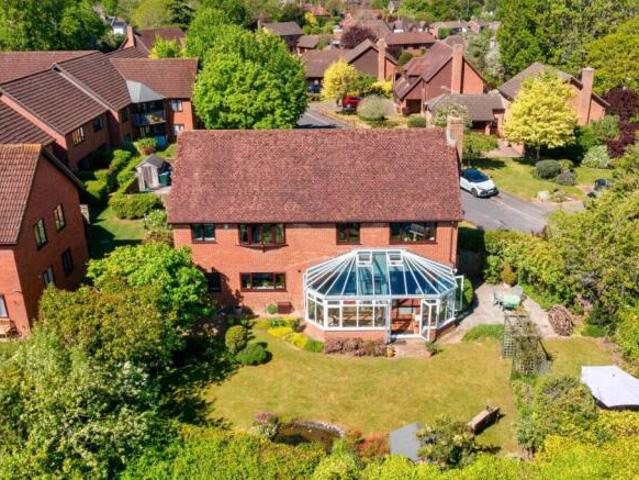 6 bedroom detached house for sale in Gorselands, Emmer Green, RG4