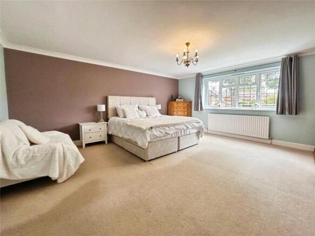 6 bedroom detached house for sale in Fawkham Avenue, New Barn, Kent, DA3