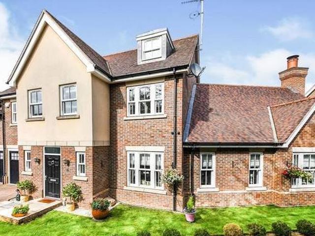 6 bedroom detached house for sale in Fernlea Place Billericay Essex CM11 CM11