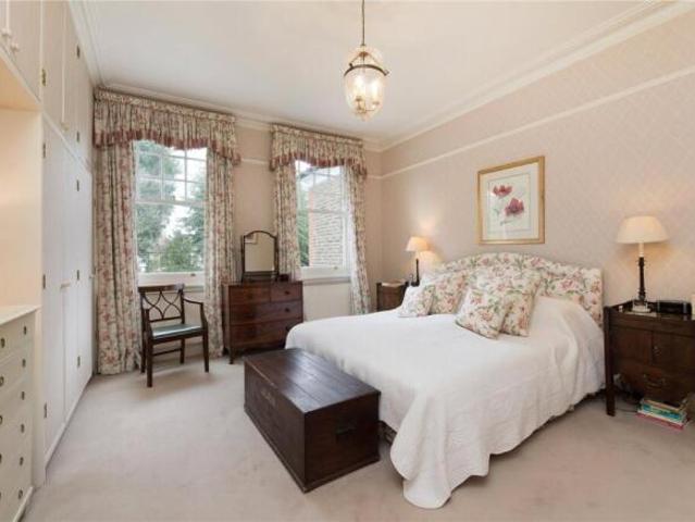 6 bedroom detached house for sale in Howards Lane, London, SW15
