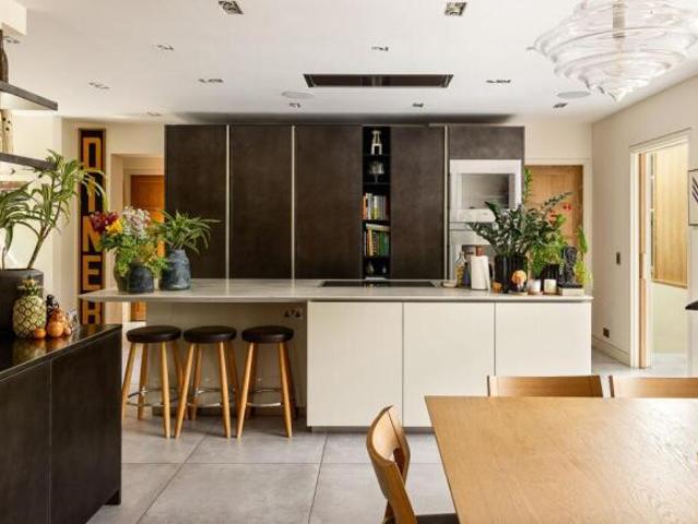 6 bedroom detached house for sale in Ingram Avenue, London, NW11