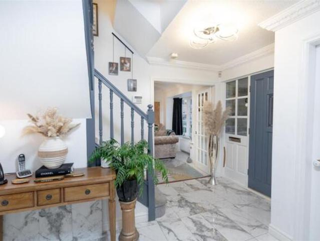 6 bedroom detached house for sale in Oaklands Drive, Adel, LS16