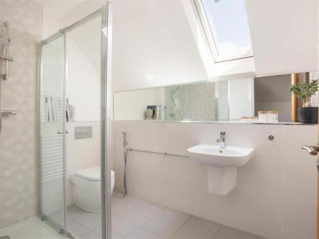6 bedroom detached house for sale in Lawnswood Vale, Adel, LS16