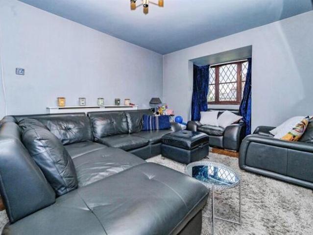 6 bedroom detached house for sale in Mees Close, Luton, LU3