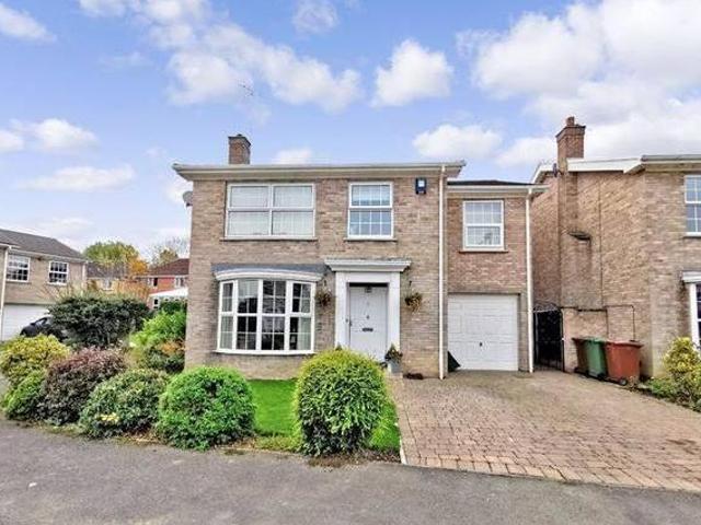 6 bedroom detached house for sale in Mill Close Ackworth WF7