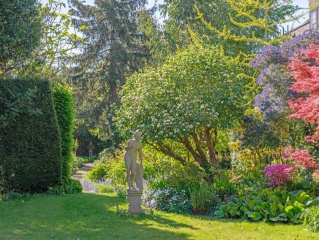 6 bedroom detached house for sale in South Grove, London, N6