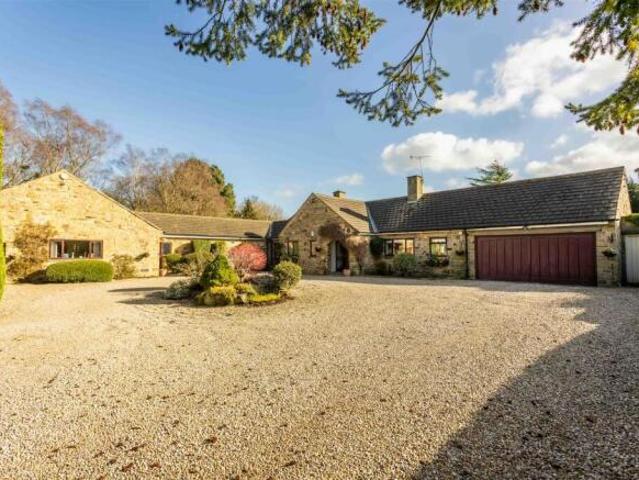 6 bedroom detached bungalow for sale in Shadwell Lane, Shadwell, LS17