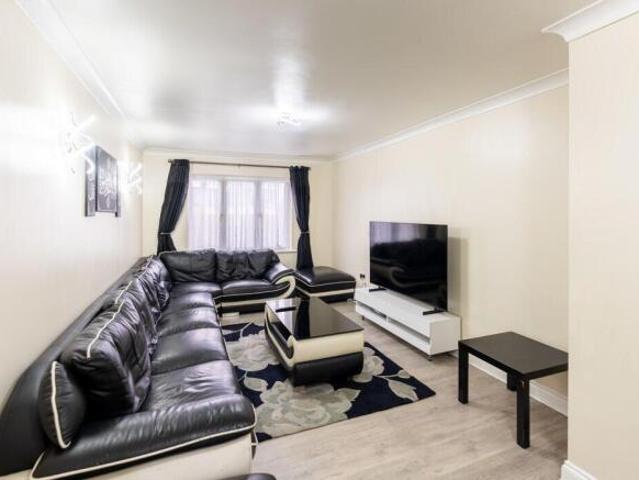 6 bedroom detached house for sale in Shervington Grove, Luton, LU3