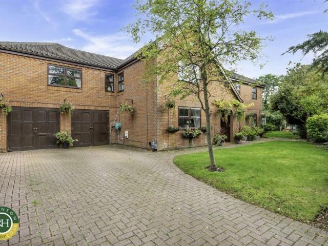6 bedroom detached house for sale in St. Nicholas's Way, Bawtry, Doncaster, DN10