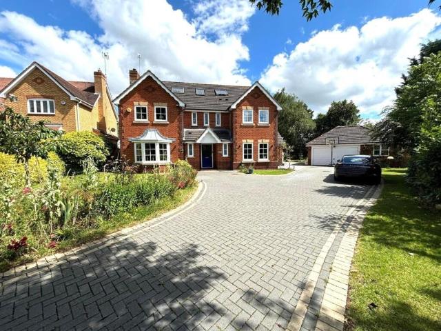 6 bedroom detached house for sale in Standing Stones, Great Billing, Northampton NN3