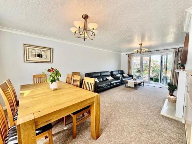 6 bedroom detached house for sale in Stanford Road, Round Green, Luton, Bedfordshire, LU2 0PY, LU2