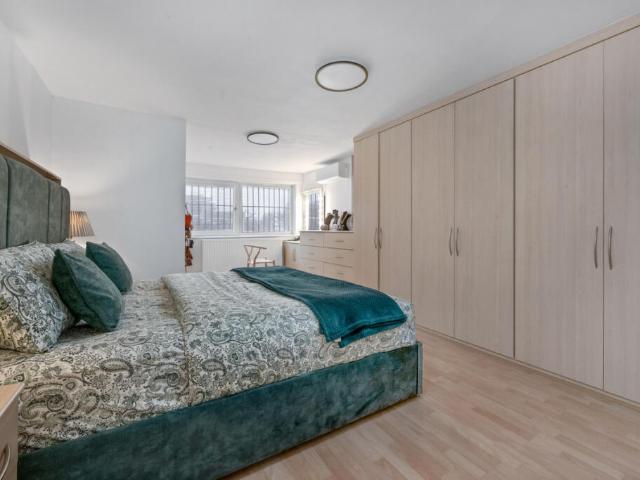 6 bedroom detached house for sale in Prestwood Drive, Aspley, Nottingham, NG8