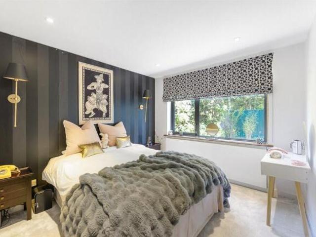 6 bedroom detached house for sale in Robins Grove, West Wickham, BR4