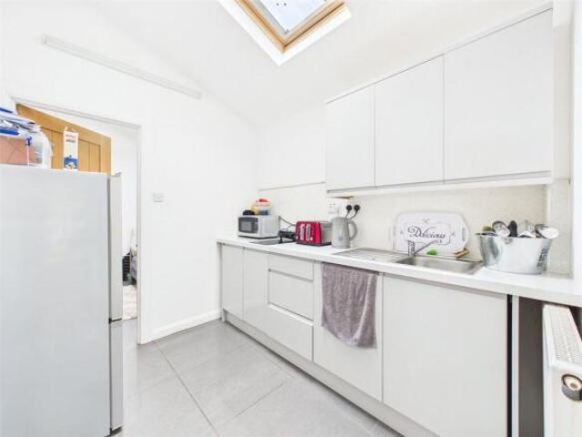6 bedroom detached house for sale in Rendcomb Close, Abbeymead, Gloucester, GL4
