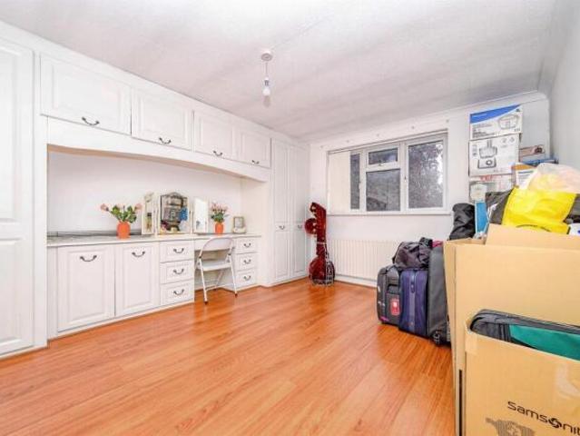 6 bedroom detached house for sale in Ringwood Road, Luton, LU2