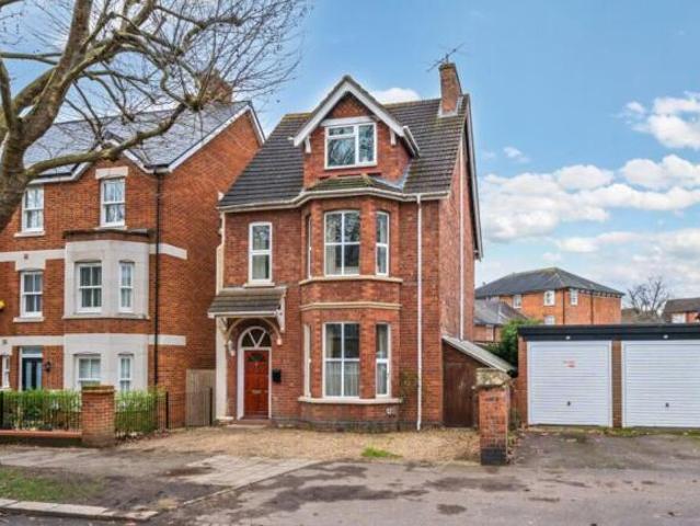 6 bedroom detached house for sale in Warwick Avenue, Bedford, MK40