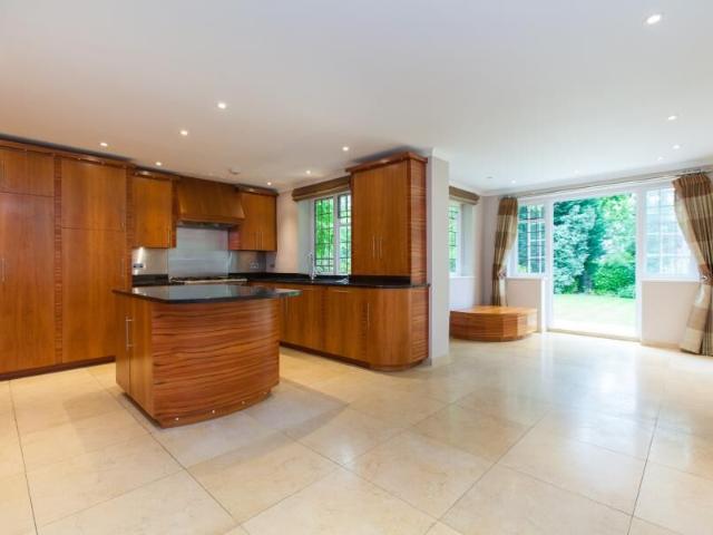 6 Bedroom Detached House To Let