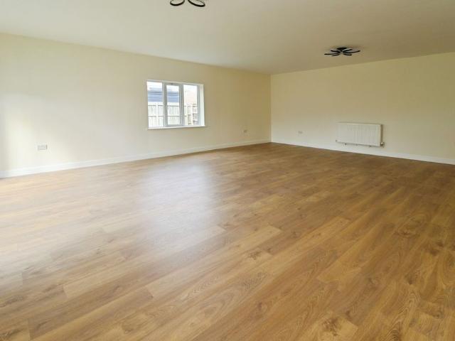 6 bedroom Detached House to let