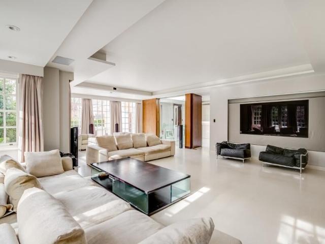 6 Bedroom Detached House To Let