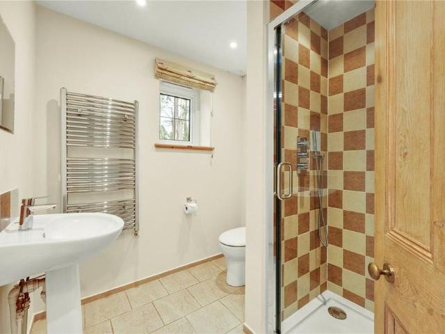 6 bedroom detached house to rent