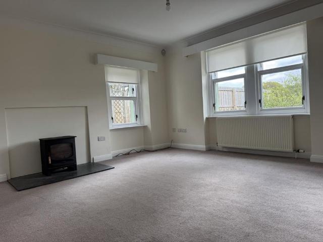 6 bedroom detached house to rent