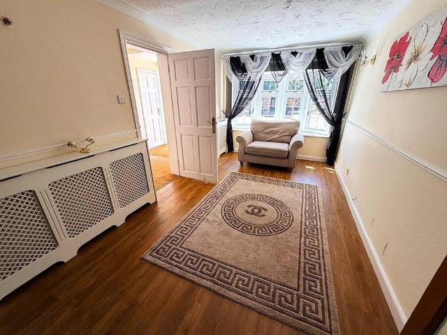6 bedroom detached house to rent