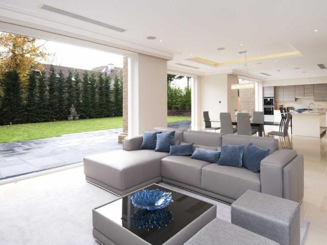 6 bedroom detached house to rent