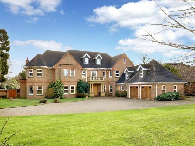 6 bedroom detached house to rent