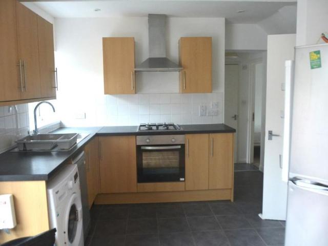 6 bedroom detached house to rent