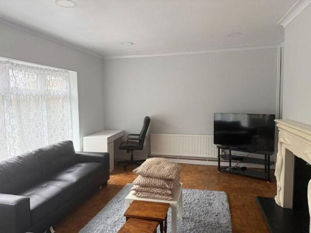 6 bedroom detached house to rent