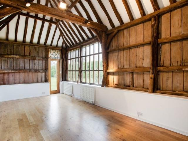 6 bedroom detached house to rent