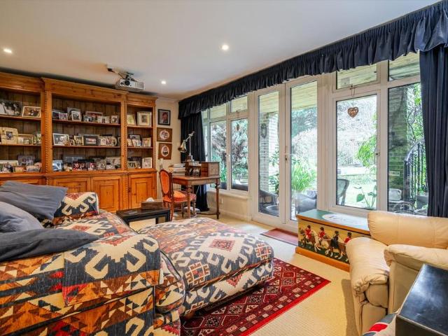 6 bedroom detached house to rent
