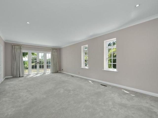 6 bedroom detached house to rent