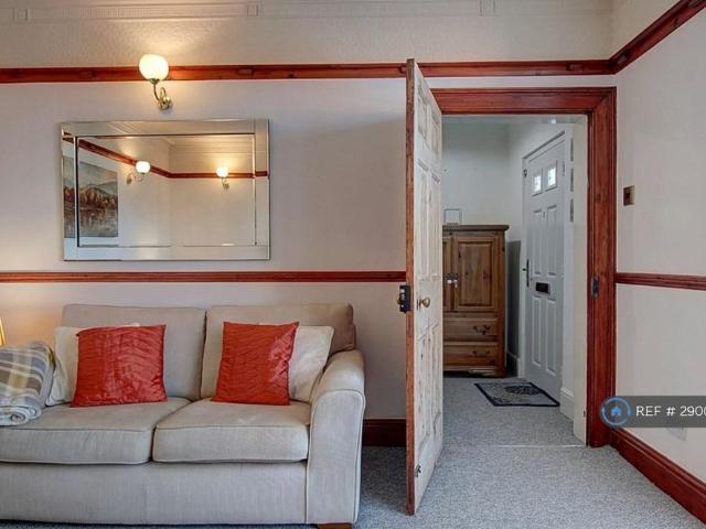 6 bedroom detached house to rent