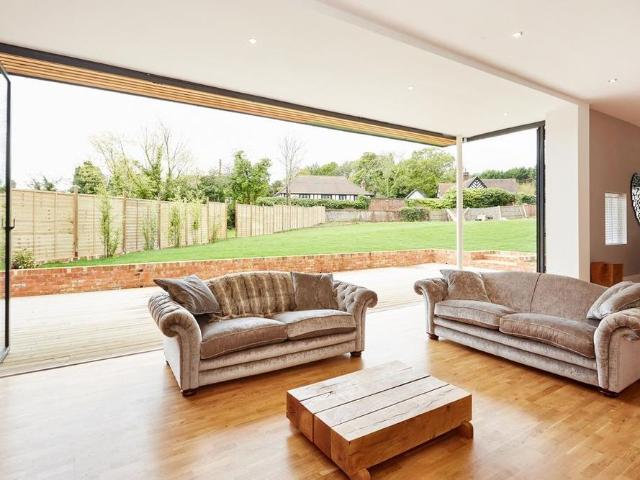 6 bedroom detached house to rent