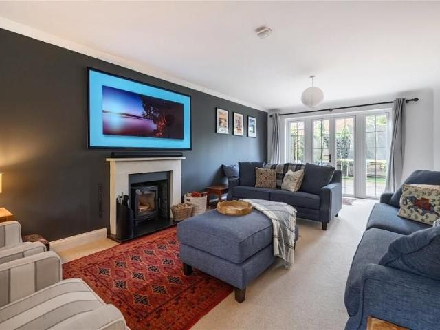 6 bedroom detached house to rent