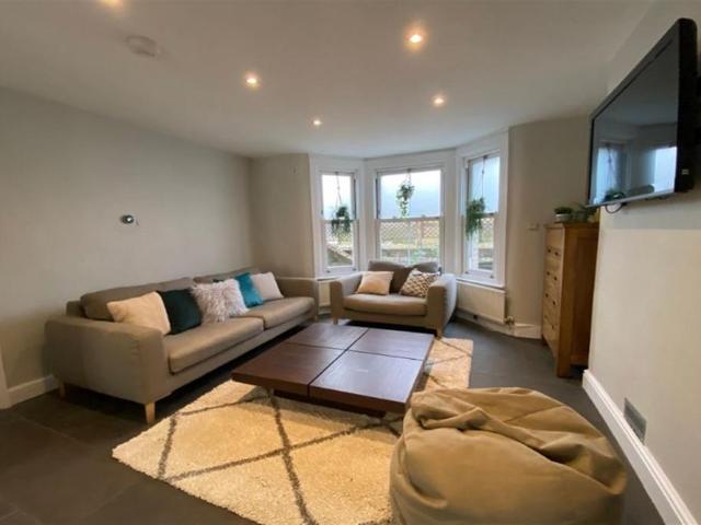 6 bedroom detached house to rent