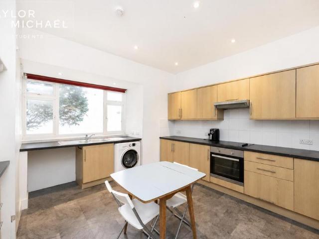 6 bedroom detached house to rent