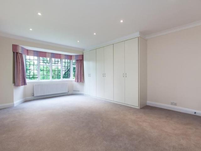 6 bedroom detached house to rent