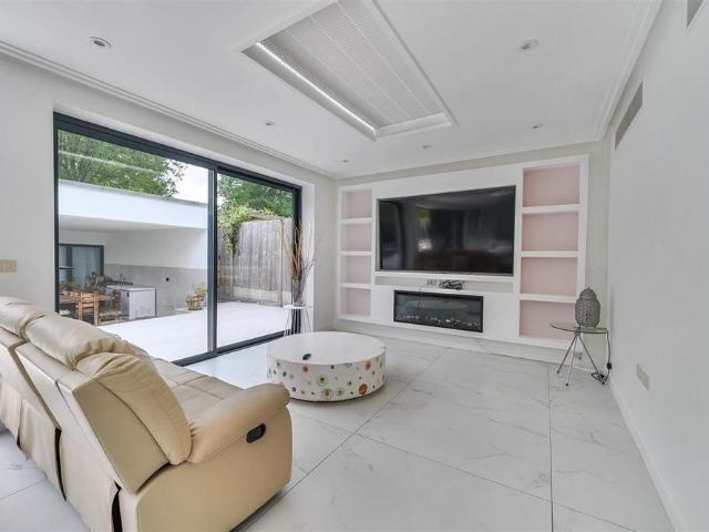 6 bedroom detached house to rent