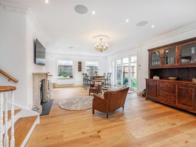 6 bedroom detached house to rent