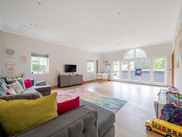 6 bedroom detached house to rent