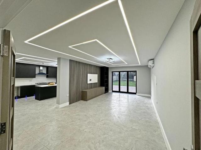 6 bedroom detached house to rent