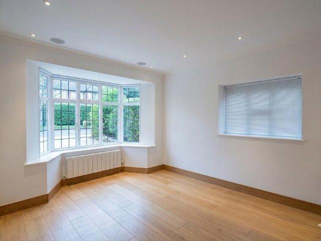 6 bedroom detached house to rent