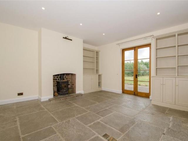 6 bedroom detached house to rent