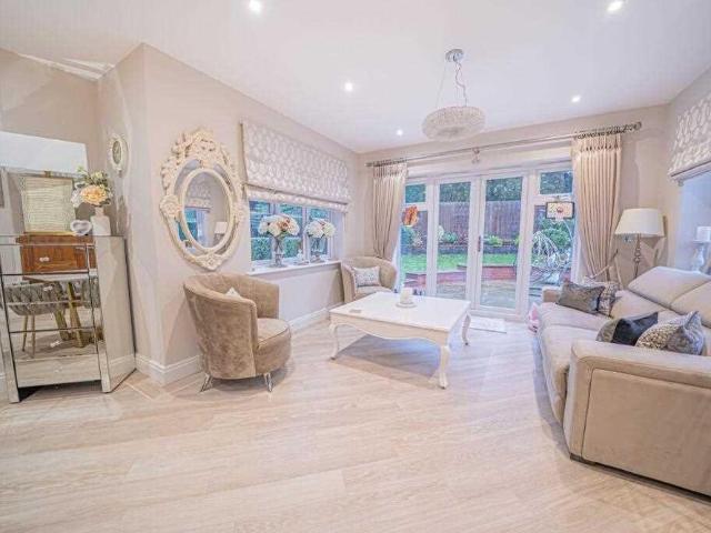 6 bedroom detached house to rent