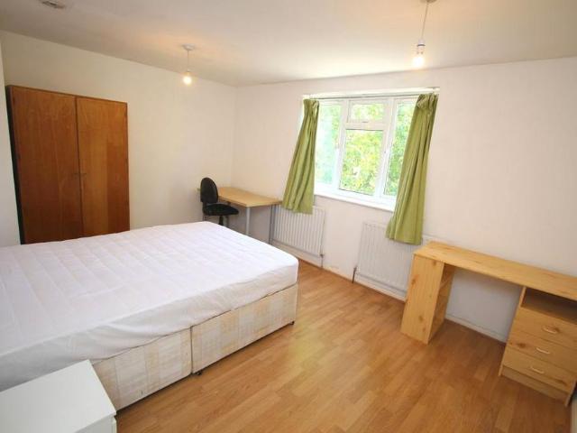 6 bedroom detached house to rent