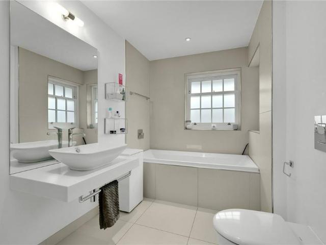 6 bedroom detached house to rent